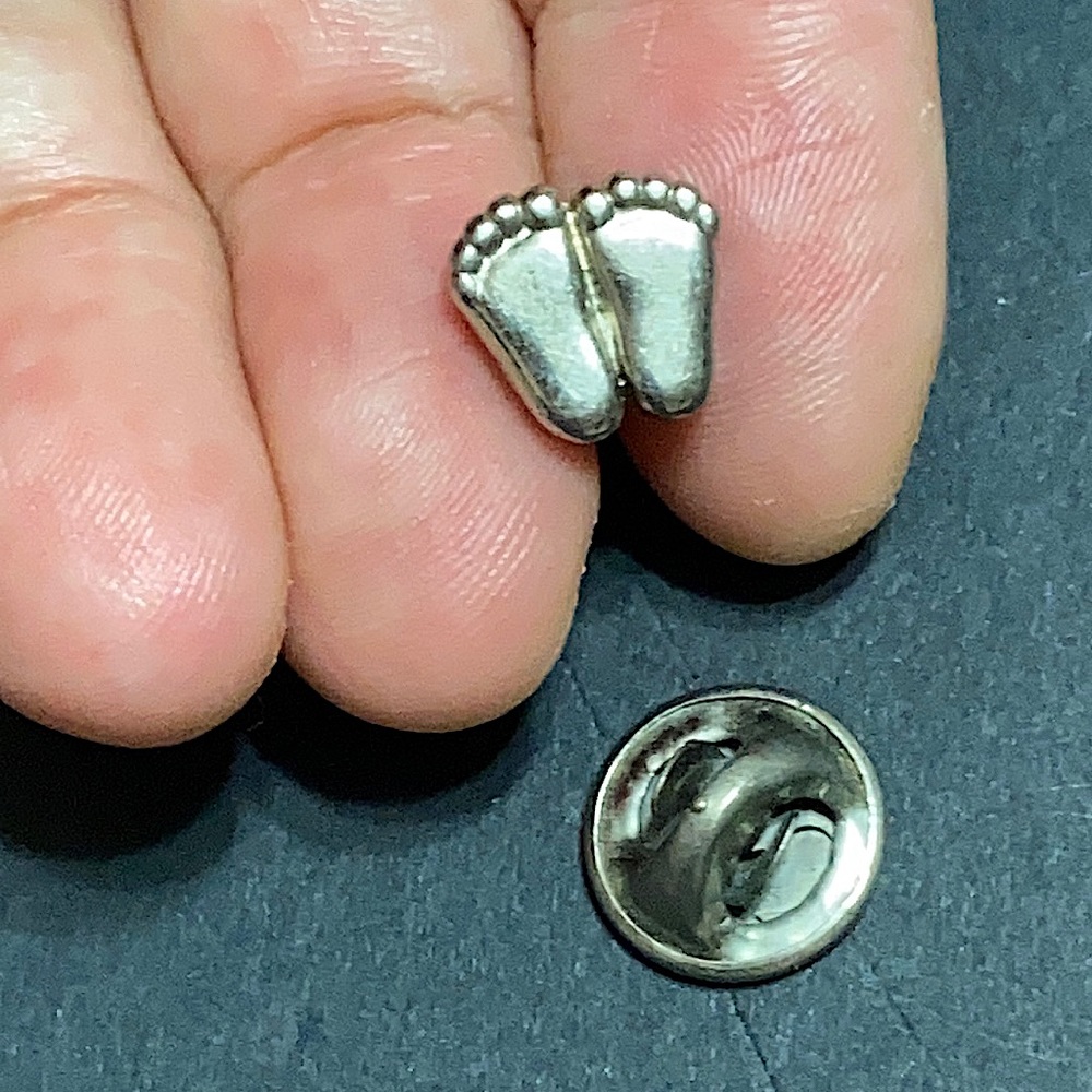 1979 Designer V.Evers Baby Feet Motif Pin - Gem